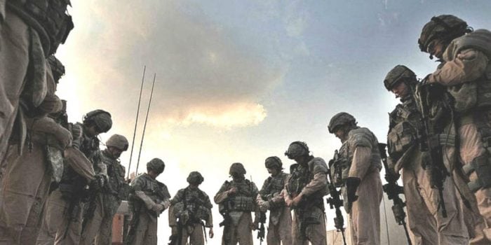 devotion for everyone military men Praying soldiers masonry ...