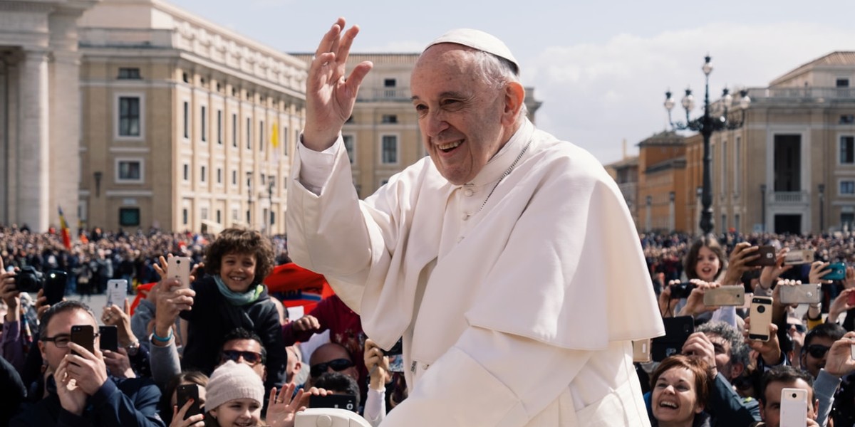 pope francis greeting a crowd Ashwin Vaswani unsplash - Crossroads ...
